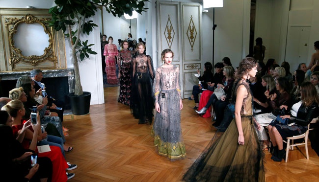 Busana-busana "Tembus Pandang" di Paris Fashion Week | tempo.co