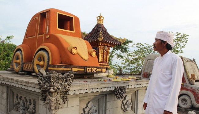 Unik, Tempat Pemujaan di Bali Ini Berbentuk Mobil VW | tempo.co