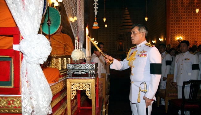 Putra dan Putri Kerajaan Thailand Berikan Penghormatan Terakhir | tempo.co