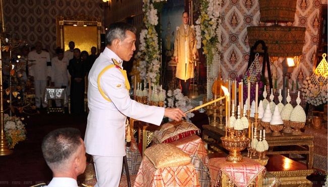 Putra dan Putri Kerajaan Thailand Berikan Penghormatan Terakhir | tempo.co