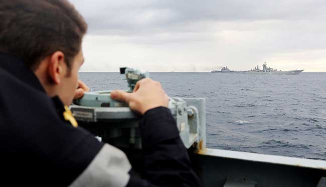 Inggris Tempel Ketat Kapal Induk Rusia yang Lewati Wilayahnya | tempo.co