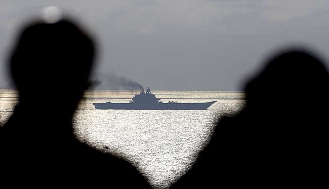 Inggris Tempel Ketat Kapal Induk Rusia yang Lewati Wilayahnya | tempo.co