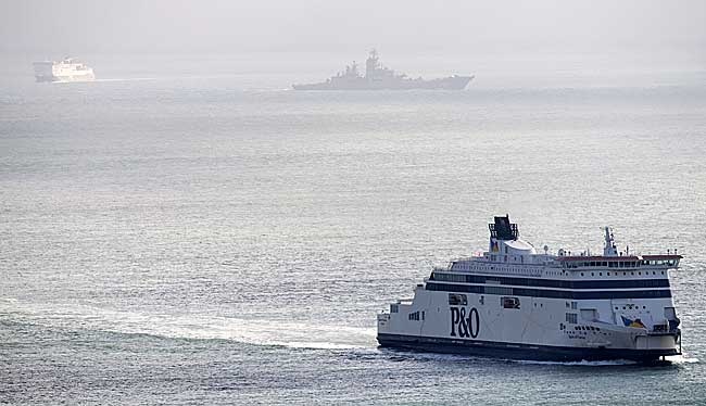 Inggris Tempel Ketat Kapal Induk Rusia yang Lewati Wilayahnya | tempo.co