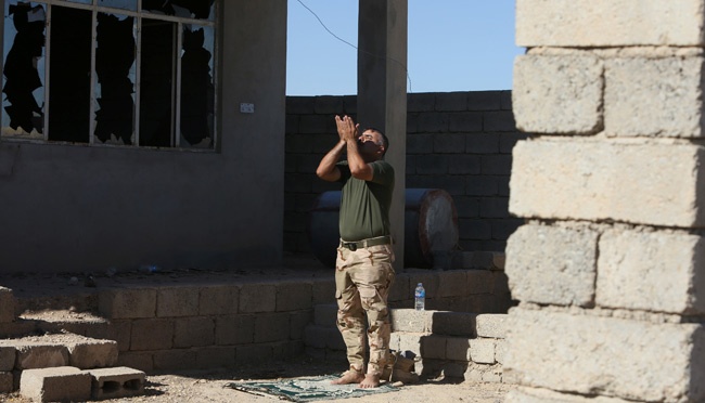 Potret Kekhusyukan Pasukan Irak Solat di Tengah Perang | tempo.co