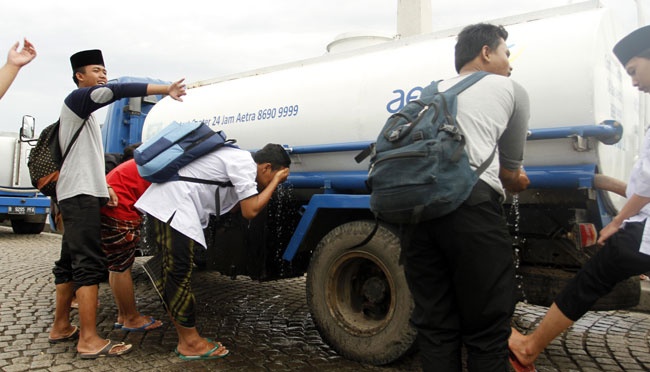 Demo 212, Mobil Tangki Air Wudhu Disediakan di Monas | tempo.co