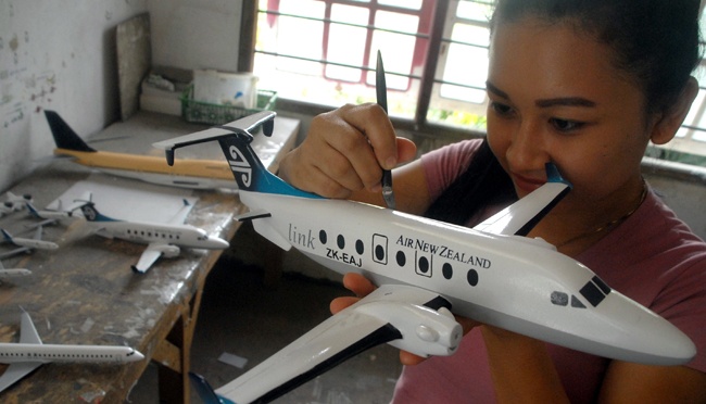 Intip Proses Pembuatan Miniatur Pesawat Terbang | tempo.co