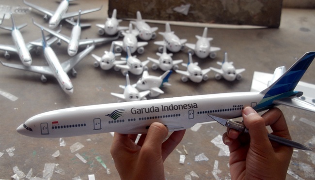 Intip Proses Pembuatan Miniatur Pesawat Terbang | tempo.co