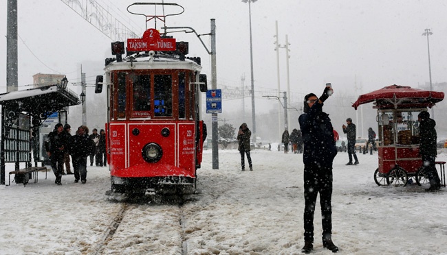 Pemandangan Kota Istanbul Tertutup Salju Tebal | tempo.co