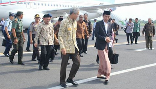 Gaya Unik Presiden Jokowi Kenakan Setelan Jas dan Sarung | tempo.co