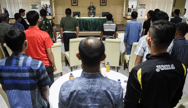 Pengampilan Sumpah dan Janji Wasit Piala Presiden 2017 | tempo.co