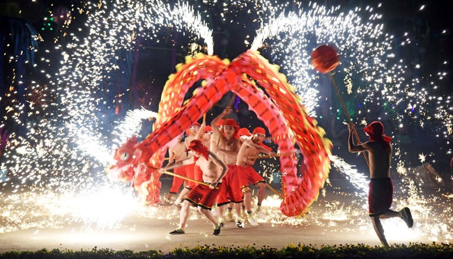 Uniknya Pertunjukan Kembang Api dari Besi Cair di Cina | tempo.co