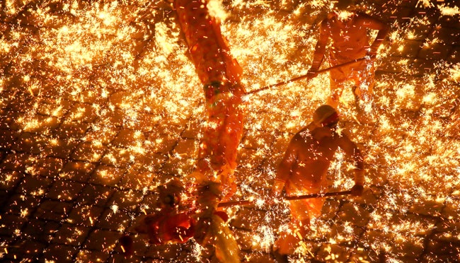 Uniknya Pertunjukan Kembang Api dari Besi Cair di Cina | tempo.co