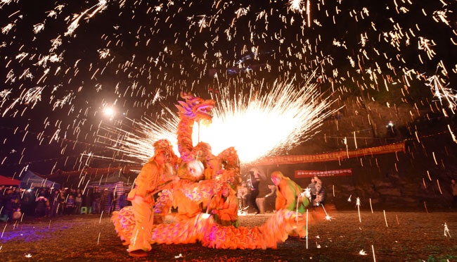 Uniknya Pertunjukan Kembang Api dari Besi Cair di Cina | tempo.co