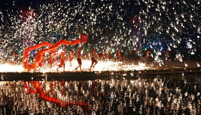 Uniknya Pertunjukan Kembang Api dari Besi Cair di Cina | tempo.co