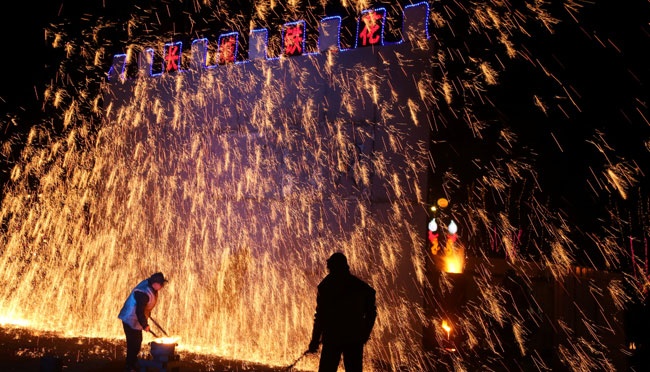Uniknya Pertunjukan Kembang Api dari Besi Cair di Cina | tempo.co
