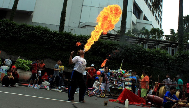 Atraksi Sembur Api Meriahkan Car Free Day | tempo.co