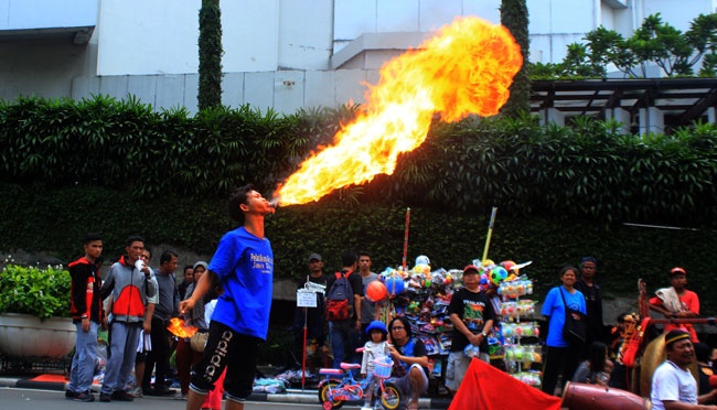 Atraksi Sembur Api Meriahkan Car Free Day | tempo.co