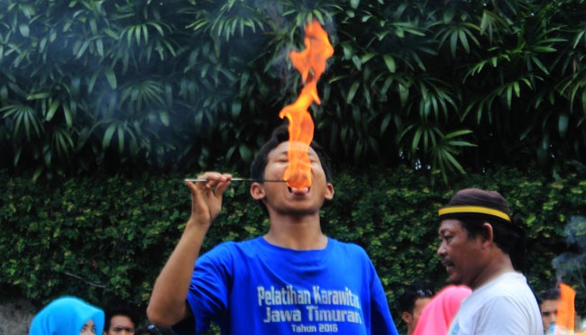 Atraksi Sembur Api Meriahkan Car Free Day | tempo.co