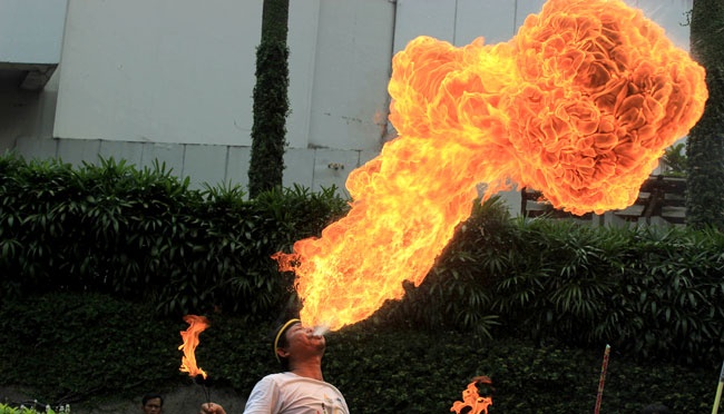 Atraksi Sembur Api Meriahkan Car Free Day | tempo.co