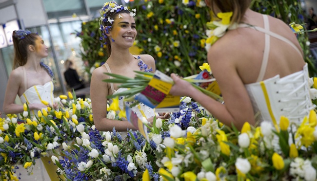 Gaya Model Cantik dalam Pameran Bunga Keukenhof | tempo.co
