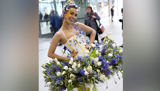 Gaya Model Cantik dalam Pameran Bunga Keukenhof | tempo.co