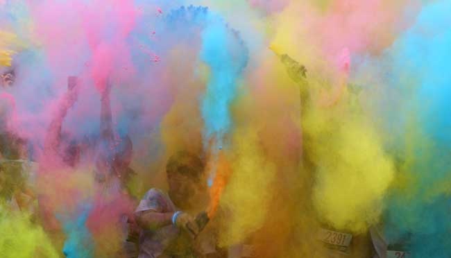 Kegembiraan Ratusan Peserta saat Ikuti Bangkok Color Run | tempo.co