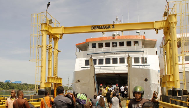 ASDP Merak Menyeberangkan 27.916 Penumpang Tahun Baru | tempo.co