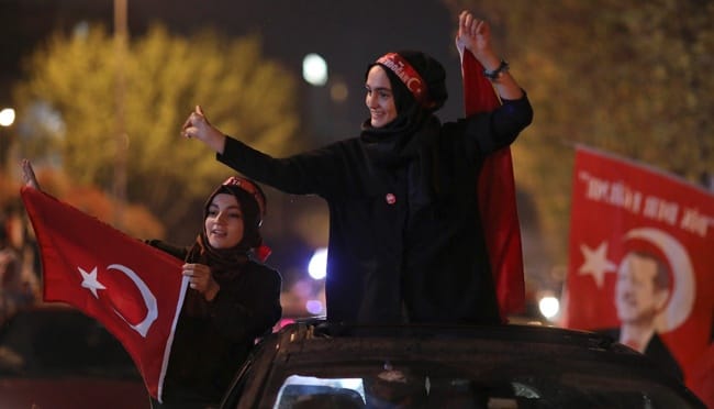 Saat Wanita Turki Turun ke Jalan Rayakan Kemenangan Erdogan | tempo.co Saat Wanita Turki Turun ke Jalan Rayakan Kemenangan Erdogan | tempo.co
