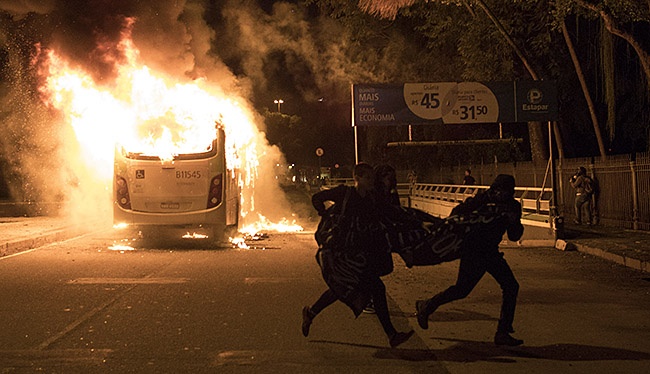 Bentrok dengan Polisi, Demonstran Bakar Bus di Brasil | tempo.co