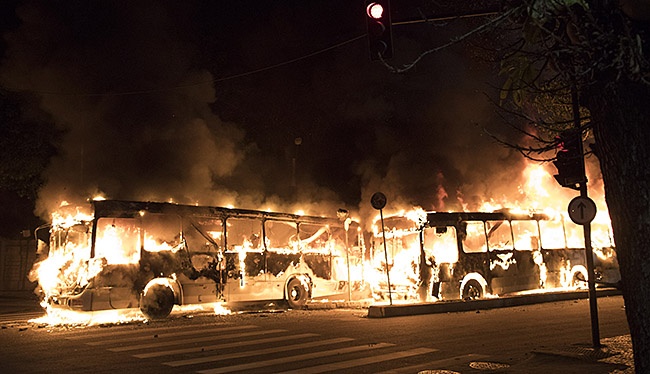 Bentrok dengan Polisi, Demonstran Bakar Bus di Brasil | tempo.co