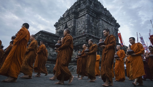 Prosesi Jelang Hari Raya Waisak di Kawasan Candi Mendut | tempo.co