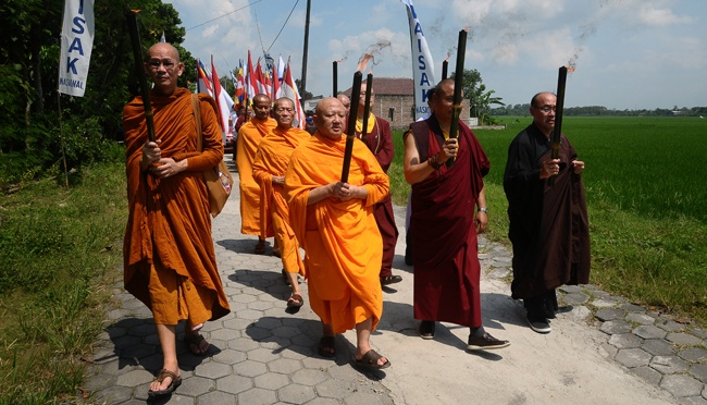 Prosesi Jelang Hari Raya Waisak di Kawasan Candi Mendut | tempo.co