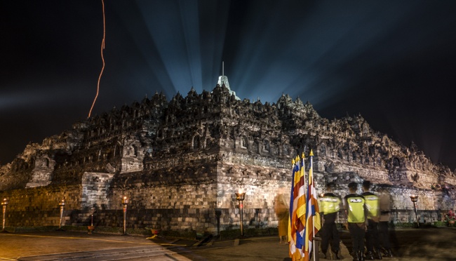Hari Raya Waisak, Ribuan Lampion Diterbangkan di Borobudur | tempo.co