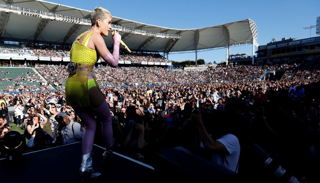 Gaya Nyentrik Katy Perry di Konser Wango Tango | tempo.co