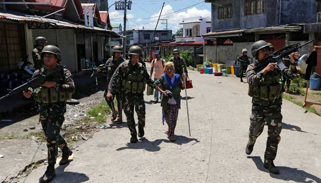Tentara Filipina Bertempur dengan Militan Maute di Marawi | tempo.co