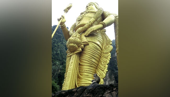 Mengunjungi Patung Emas Dewa Murugan Raksasa di Malaysia | tempo.co