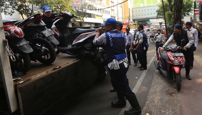 Dishub Bakal Libatkan Polisi Tindak Parkir Liar di Tanah Abang | tempo.co