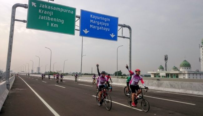 Gelar Upacara Bendera HUT RI ke-72 Sambil Gowes di Tol Becakayu | tempo.co