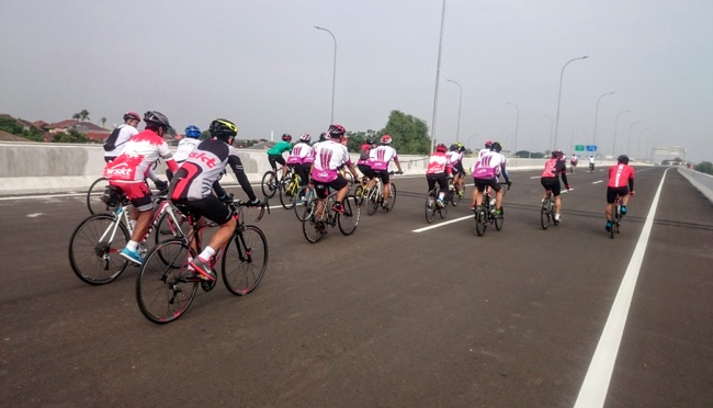 Gelar Upacara Bendera HUT RI ke-72 Sambil Gowes di Tol Becakayu | tempo.co