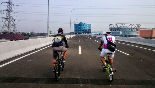 Gelar Upacara Bendera HUT RI ke-72 Sambil Gowes di Tol Becakayu | tempo.co