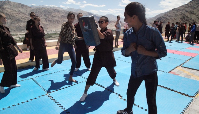 Pemerkosaan Meningkat, Biksuni Ajarkan Kung Fu pada 100 Wanita di India ...
