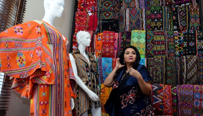 Kanaya Tabitha Bawa Tenun NTT ke Fashion Show New York | tempo.co