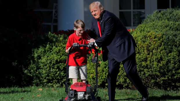 An 11 Year Old Boy Gets Lawn Mowing Gig at White House - foto En.tempo.co