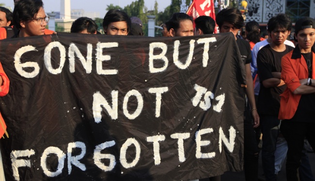Mahasiswa Geruduk Istana Peringati 19 Tahun Tragedi Semanggi 1998 ...