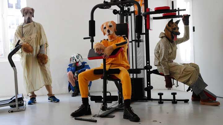 Nyentrik, Desainer Ini Gunakan Topeng Anjing Pada Modelnya | tempo.co