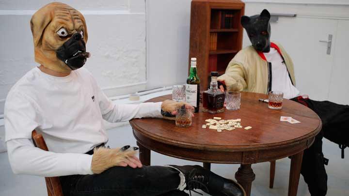 Nyentrik, Desainer Ini Gunakan Topeng Anjing Pada Modelnya | tempo.co