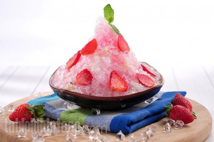 Menu Buka Puasa Dingin Manis Kecut, Resep Es Serut Strawberry - Cantika.com