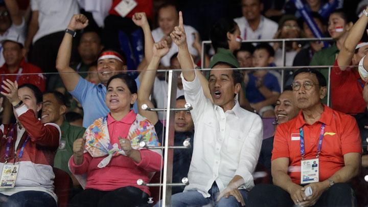 Aksi Jokowi Semangati Atlet di Final Bulu Tangkis Asian Games | tempo.co