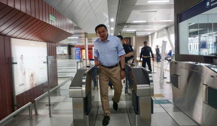 Ahok Rides on MRT Jakarta for the First Time - News En.tempo.co