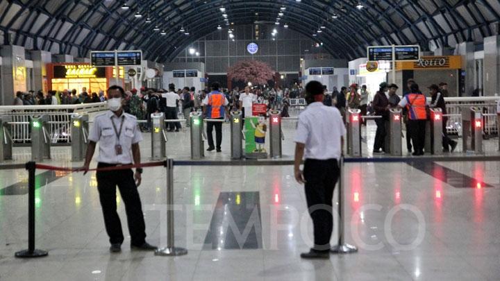 Demo di Senayan Rusuh, Stasiun Palmerah Ditutup Sementara - foto Tempo.co